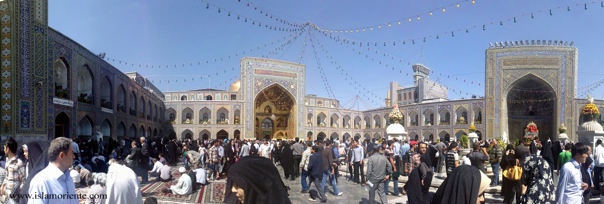 Islamic Architecture - The waves of pilgrims in the different courts of ...