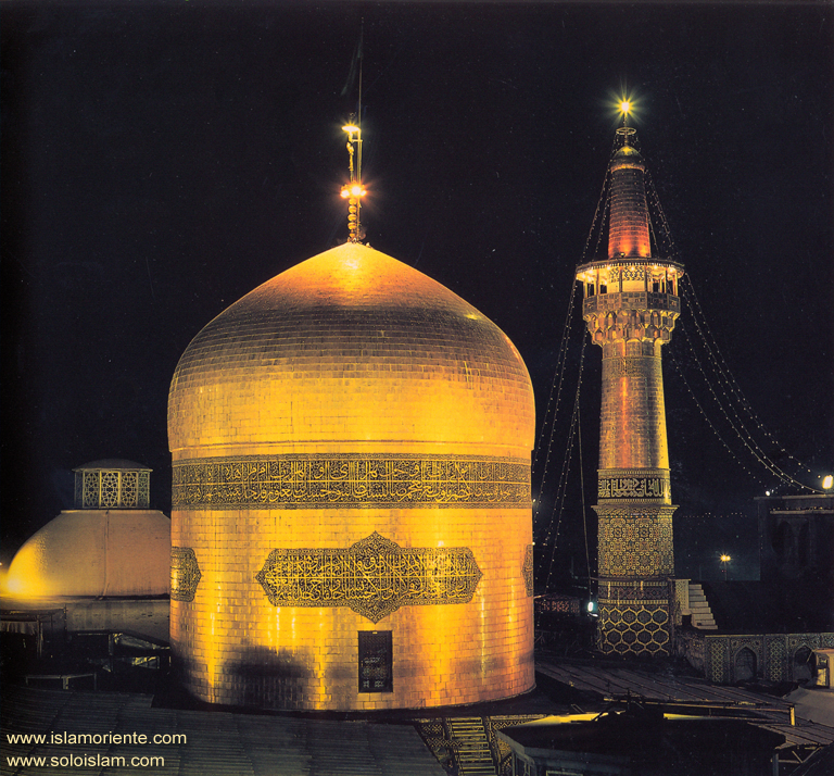 Cúpula do Santuário do Imam Reda (AS) refletindo a iluminação e ...