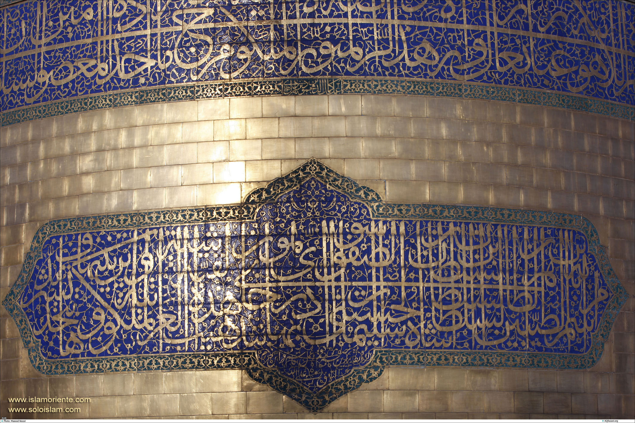 Santuario del Imam Reda (P) / Cupula dorada con inscripciones en arte ...