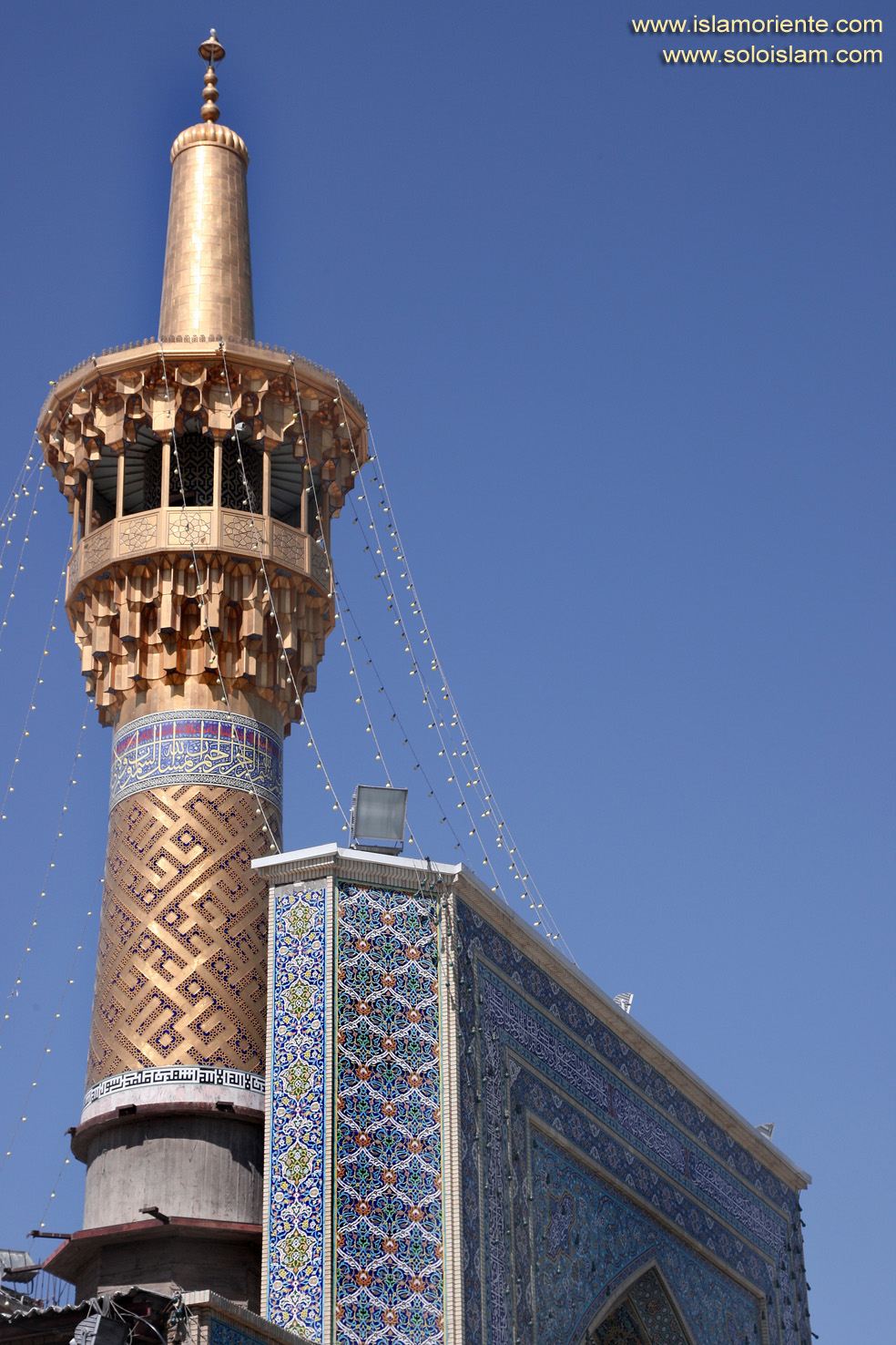 Einer der Minaretten des heiligen Schreins Imam Reza's - Die Stadt ...